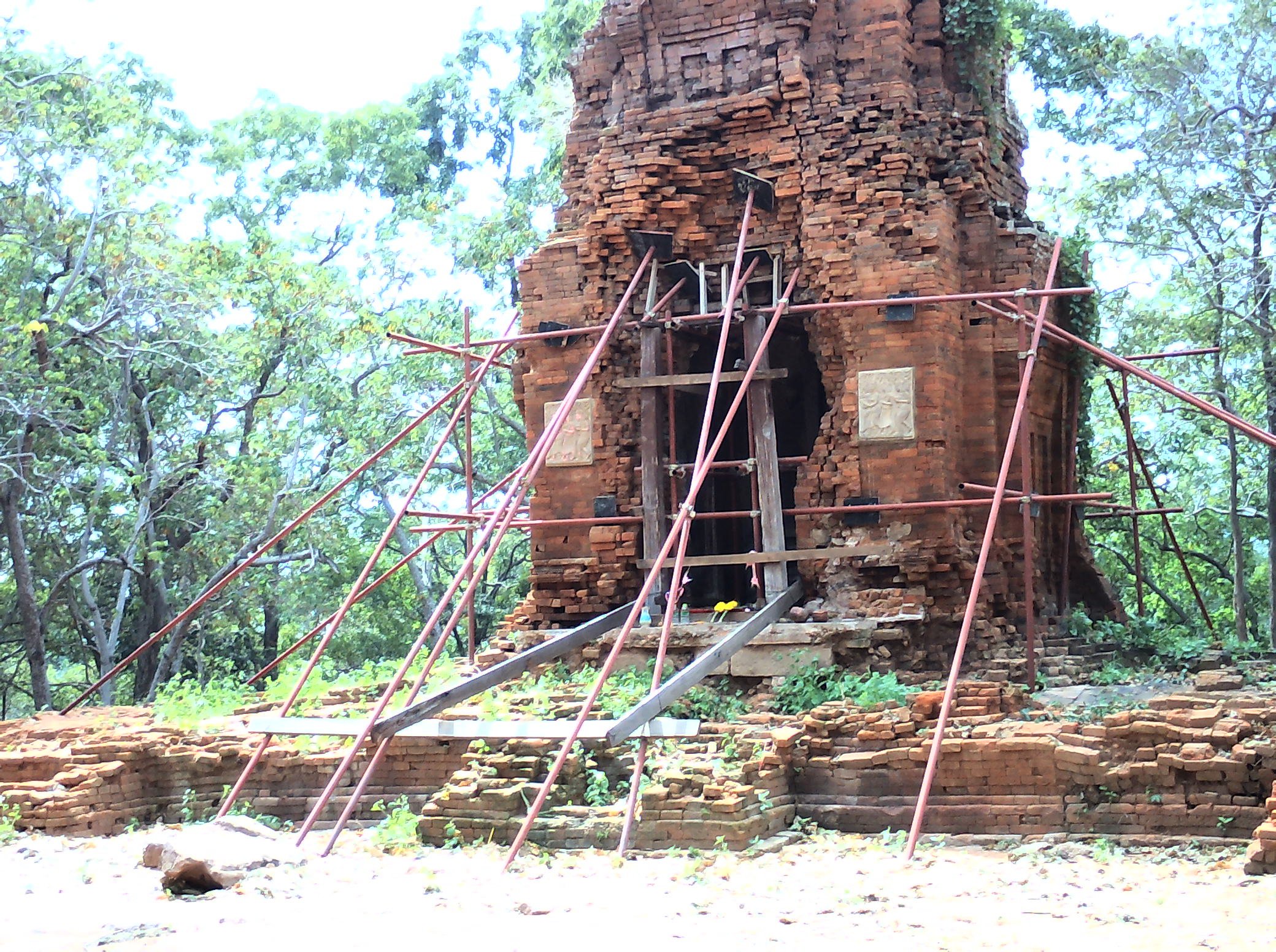 Two ancient stone lintels to return to Thailand soon: FAD - Thailand ...