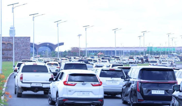 Traffic Chaos as Crowds Swarm Cambodia’s New Mega-Airport - Cambodia ...