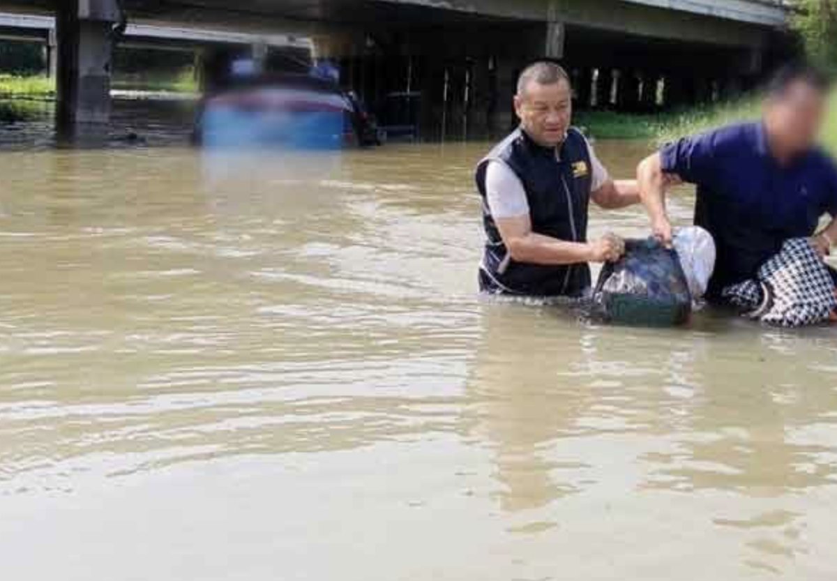 Five Rescued After GPS Leads Car Into Flood Under Rama 2 Bridge ...