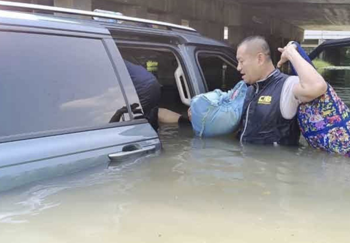 Five Rescued After GPS Leads Car Into Flood Under Rama 2 Bridge ...