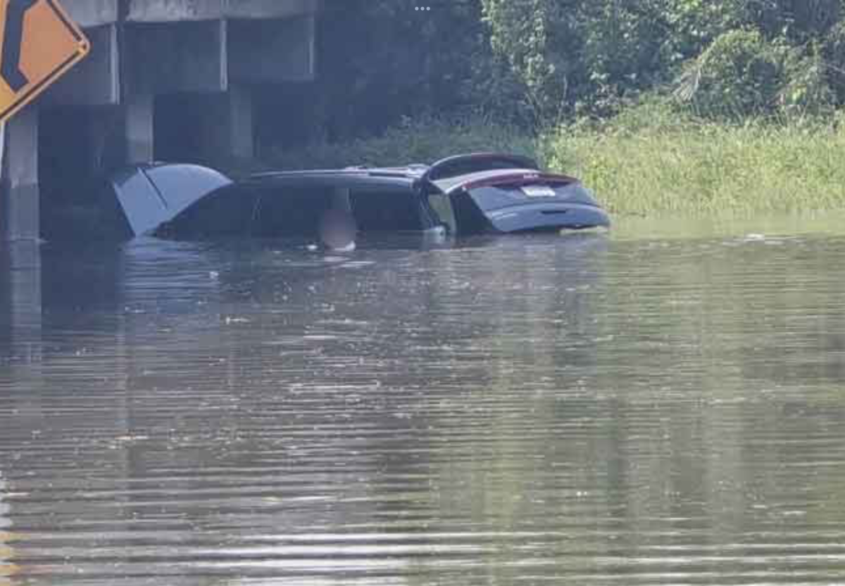 Five Rescued After GPS Leads Car Into Flood Under Rama 2 Bridge ...